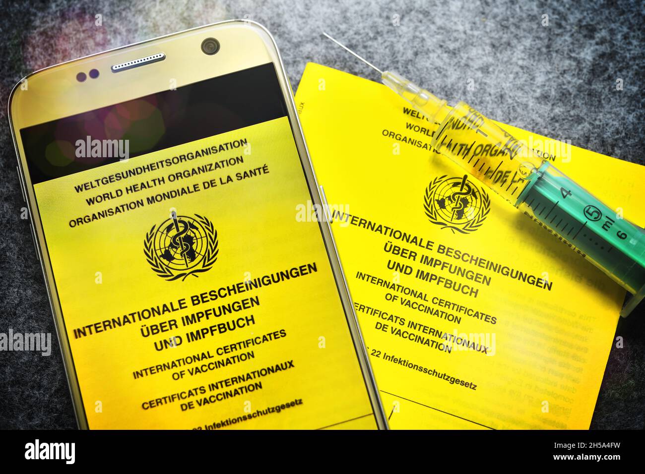Impfpass, Impfspritze und Smartphone, digitaler Impfpass ...