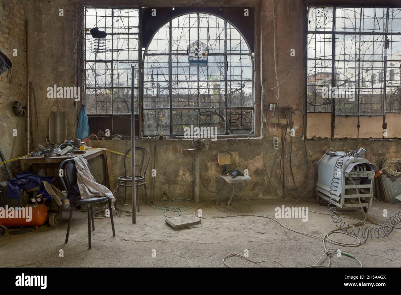 Werkstatt, die einst Hafen einer Fabrik war, die die kommunistischen Bunker Albaniens baute ...