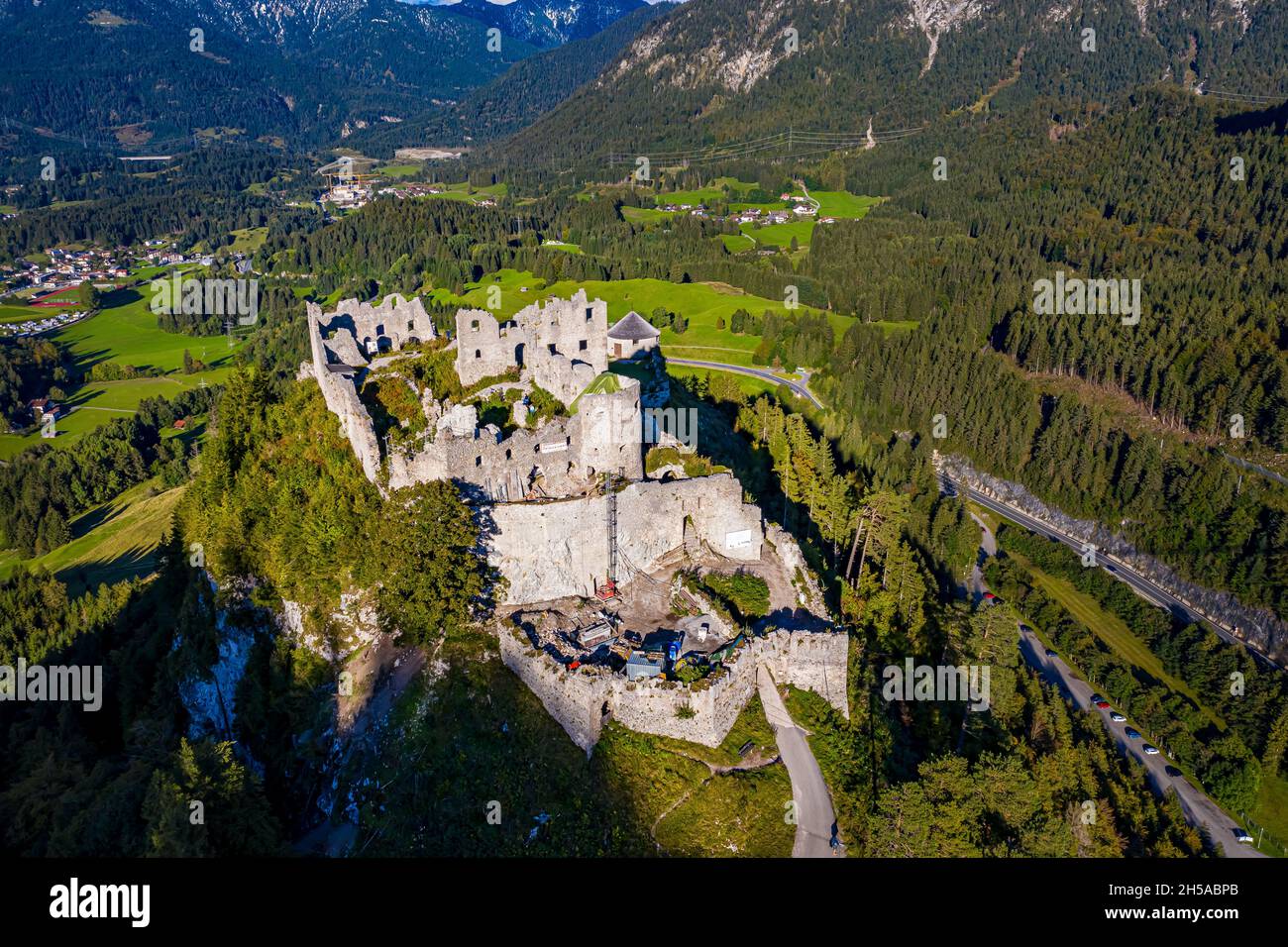 Burgruine ehrenberg luftfoto -Fotos und -Bildmaterial in hoher ...