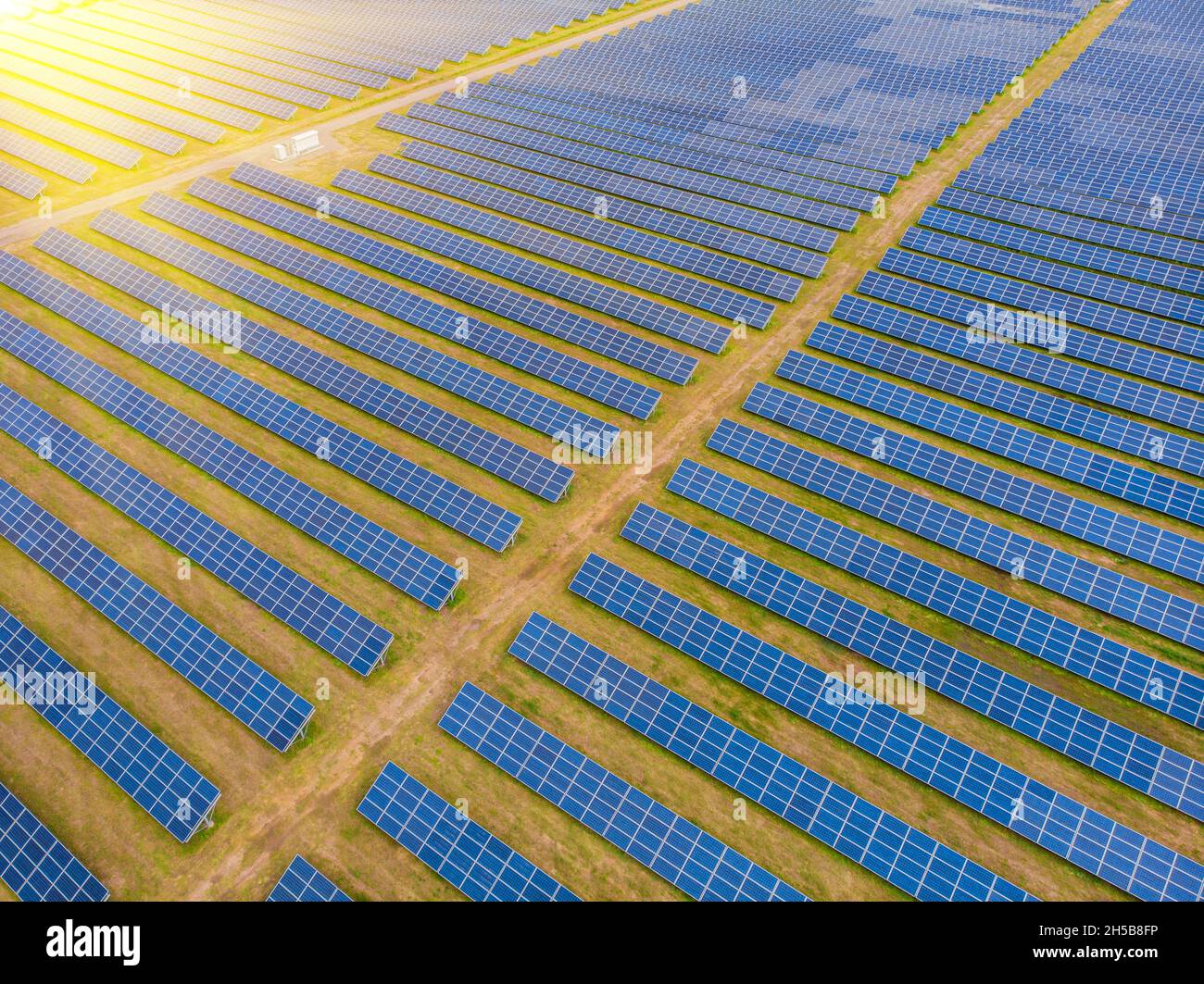 Solarkraftwerk im Feld. Luftaufnahme von Sonnenkollektoren. Solarpark ...