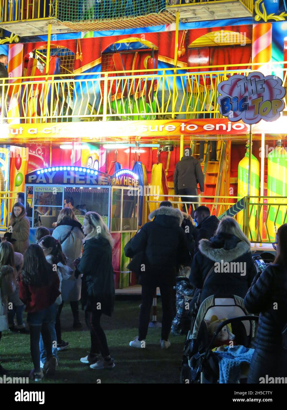 Familien mit kleinen Kindern vor einer hell erleuchteten ...
