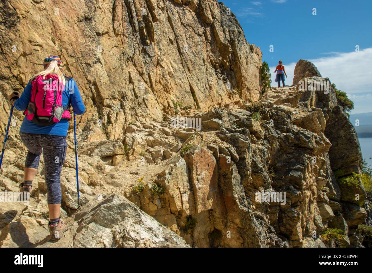 Blonde frau beim wandern -Fotos und -Bildmaterial in hoher Auflösung ...