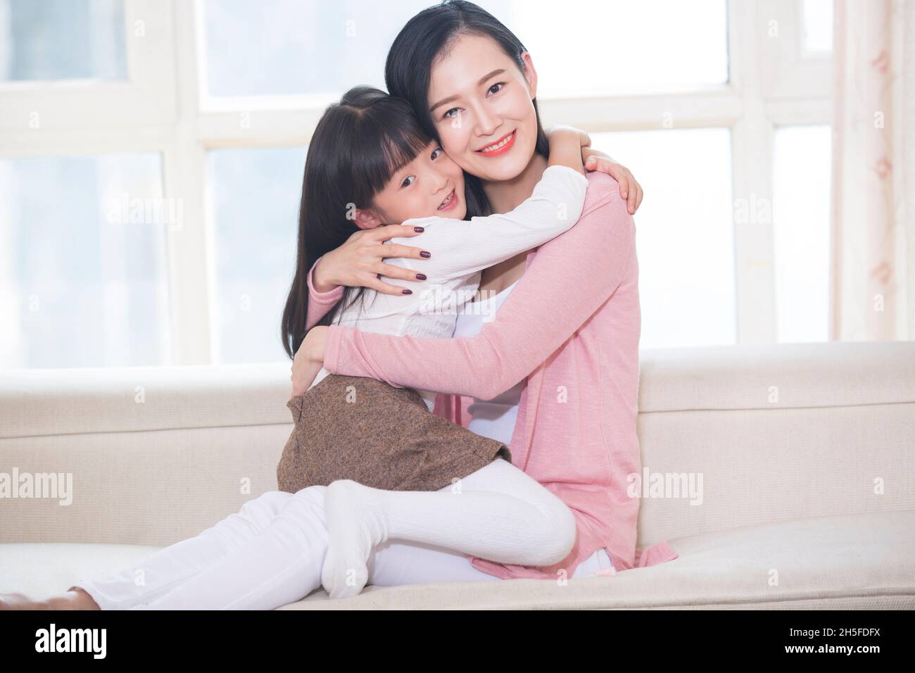 Mutter mit tochter barfuß -Fotos und -Bildmaterial in hoher Auflösung ...