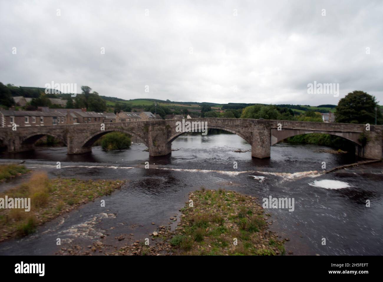 River South Tyne fließt unter der Old Haydon Bridge in Haydon Bridge ...