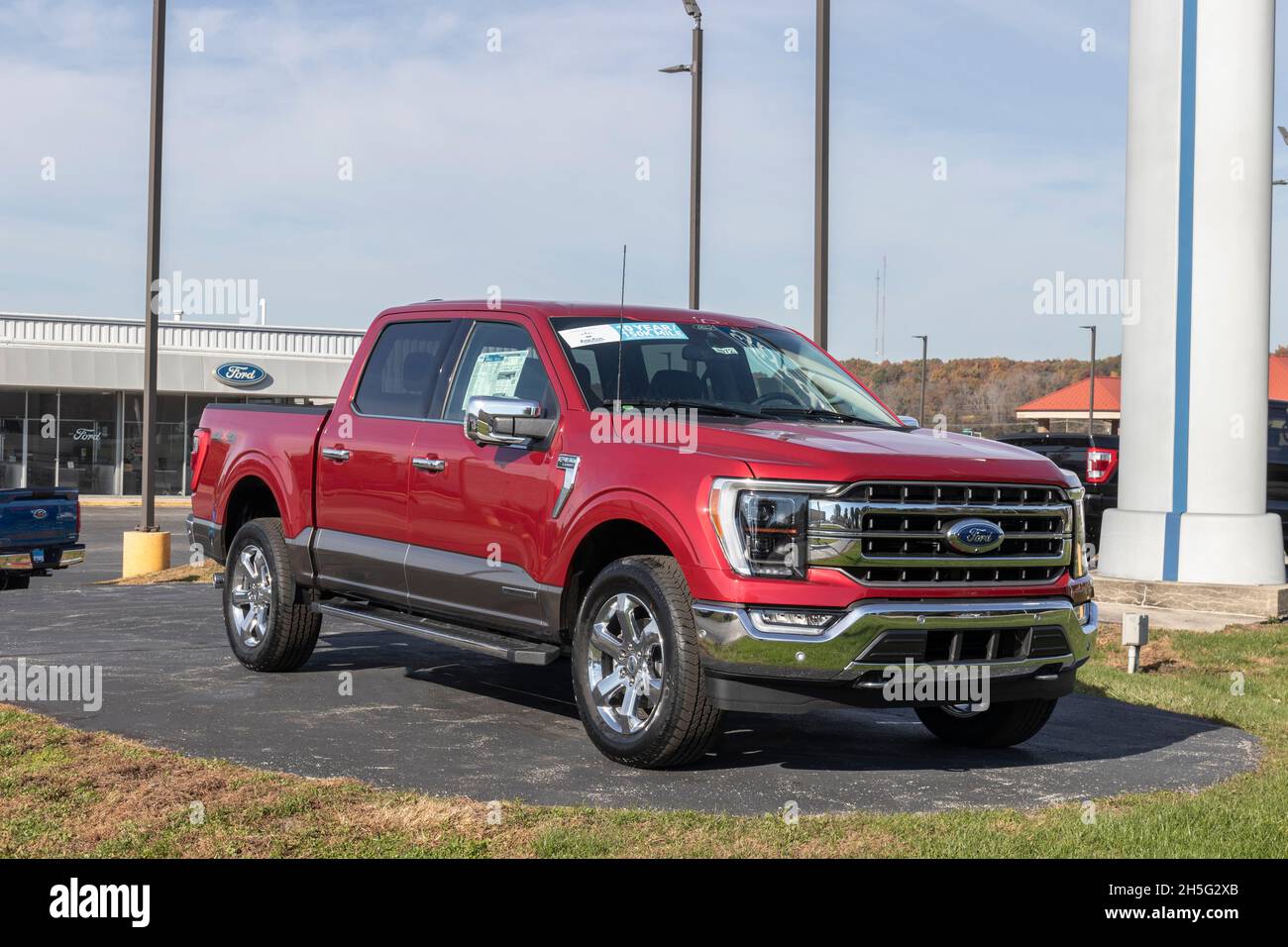 Peru - ca. November 2021: Ford F-150 Display bei einem Händler. Der ...