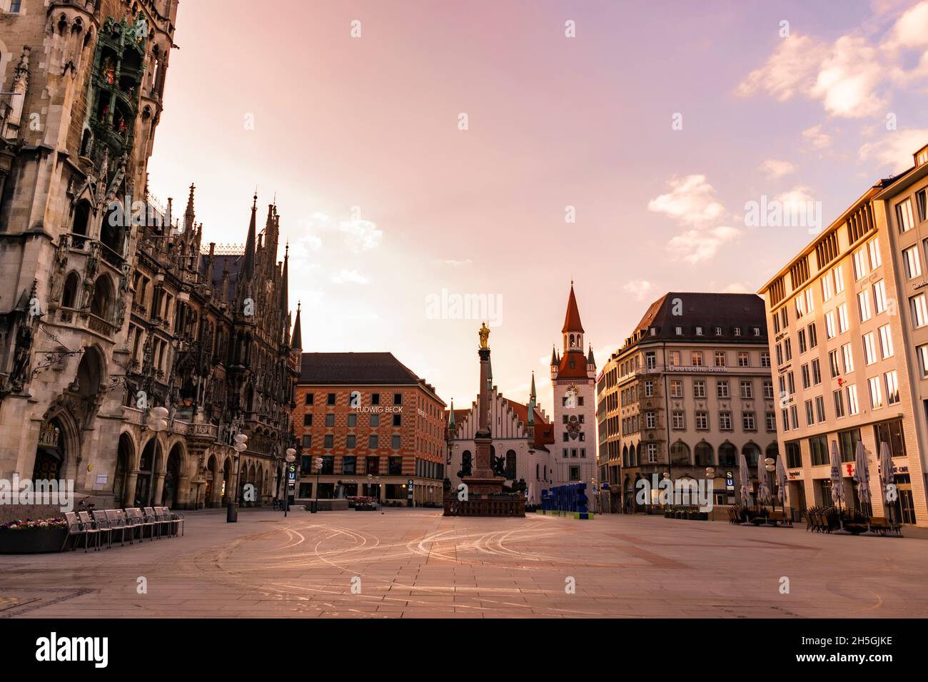 Frauenkirche und neues rathaus am marienplatz -Fotos und -Bildmaterial ...