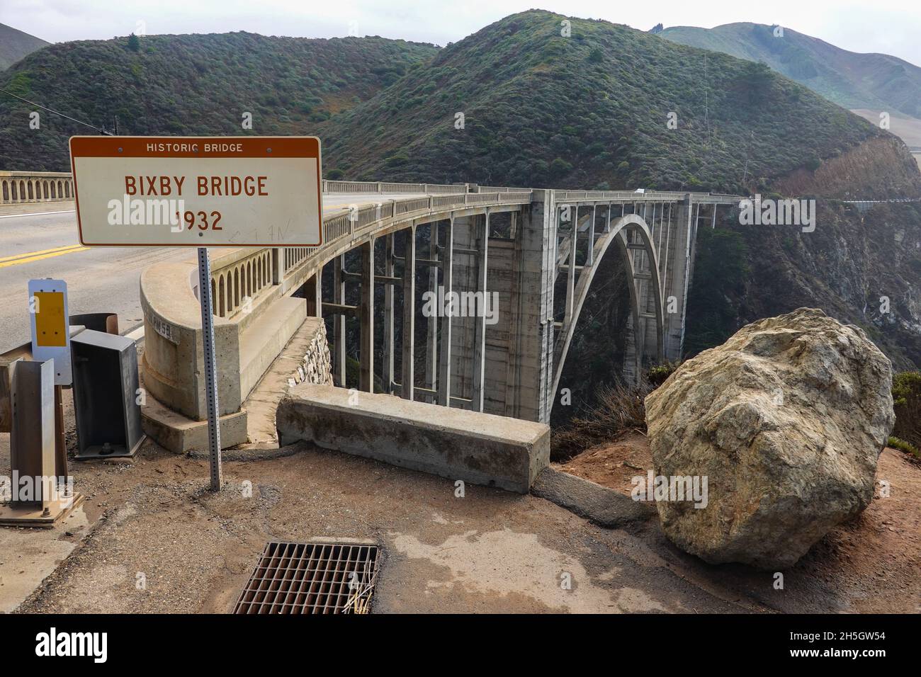 Die berühmte historische Bixby Bridge wurde 1932 entlang des California ...