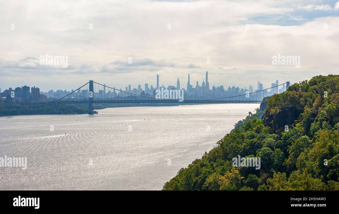 George Washington Bridge über den Hudson River und die Skyline von ...