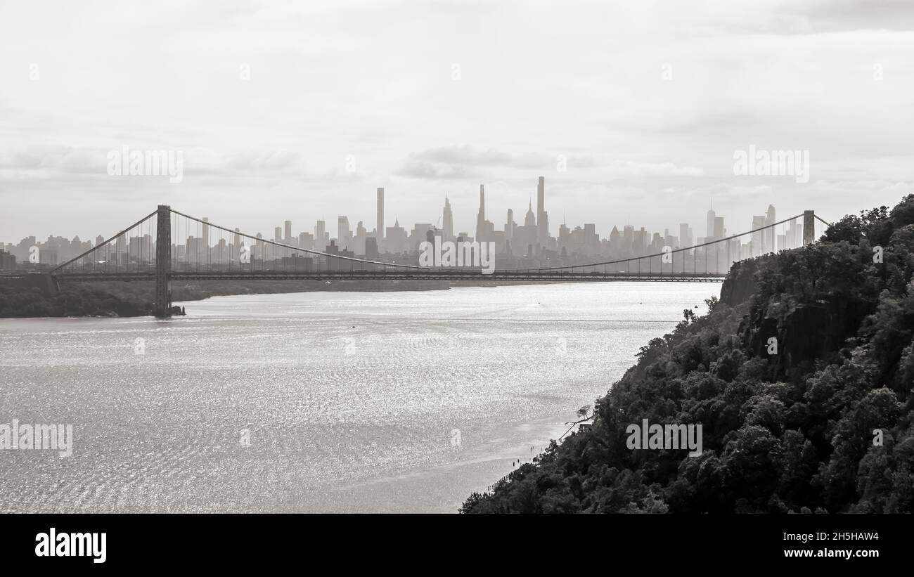 George Washington Bridge über den Hudson River und die Skyline von ...