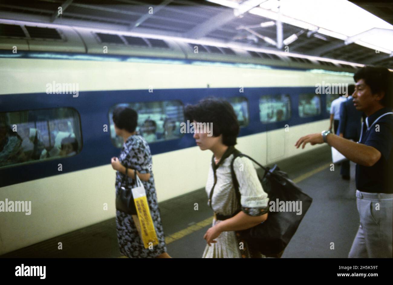 Passagiere am Bahnhof, Shinkansen, Japan, 70er Jahre Stockfotografie - Alamy