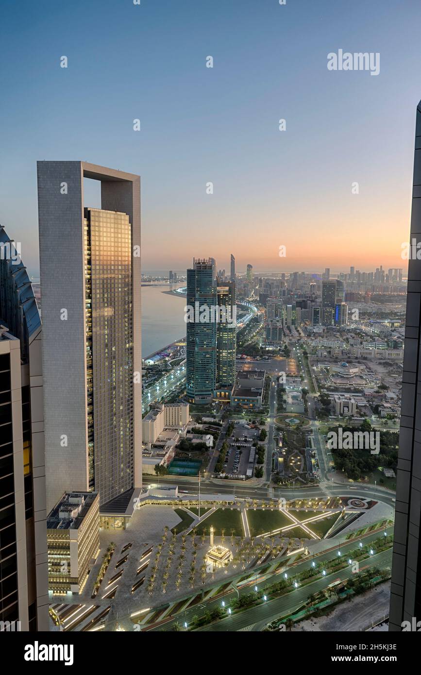 Adnoc headquarters building -Fotos und -Bildmaterial in hoher Auflösung ...