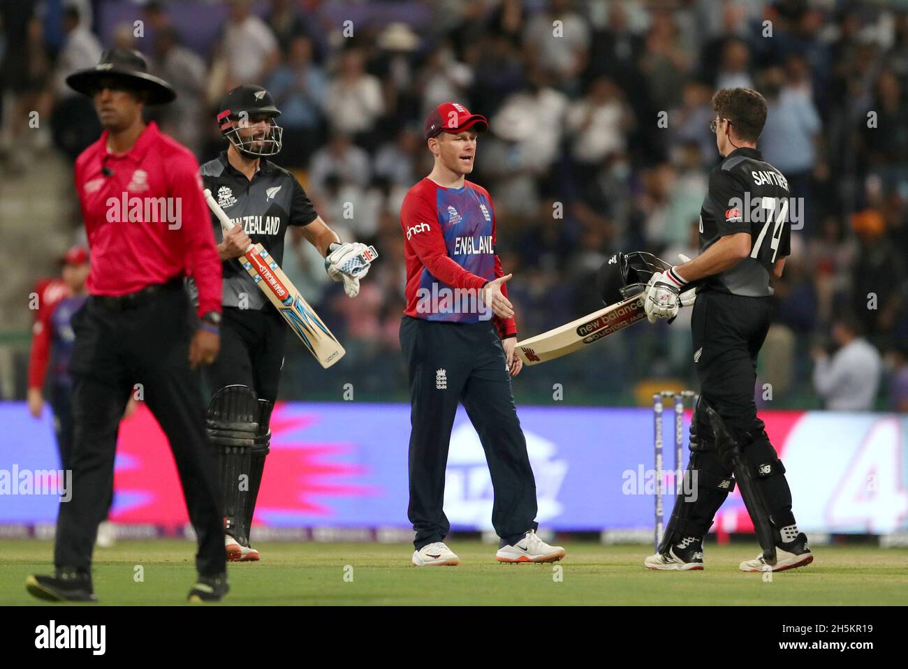 Die Neuseeländer Daryl Mitchell (rechts) und Mitchell Santner (links ...
