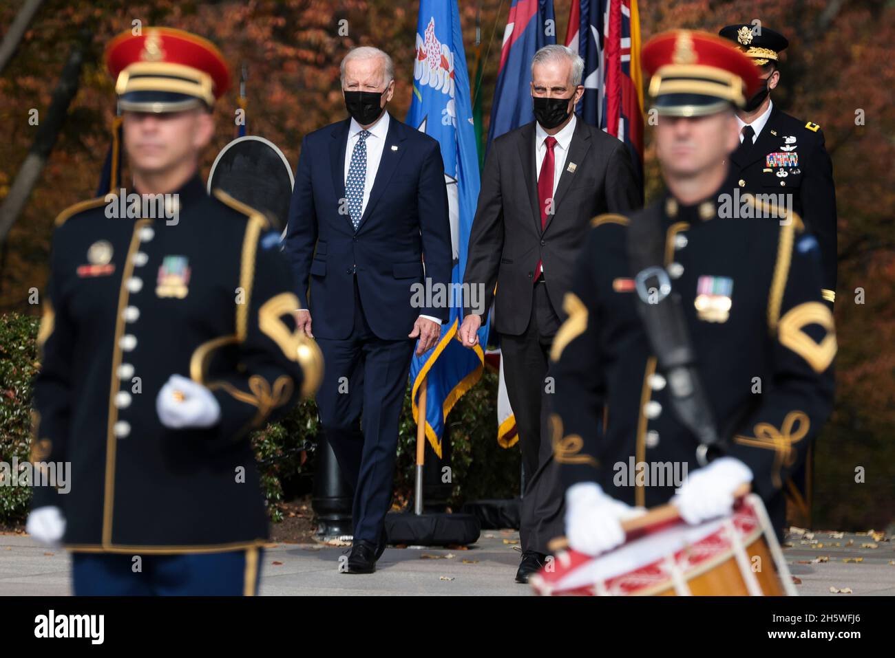 US-Präsident Joe Biden, links, und Denis McDonough, Sekretär von ...