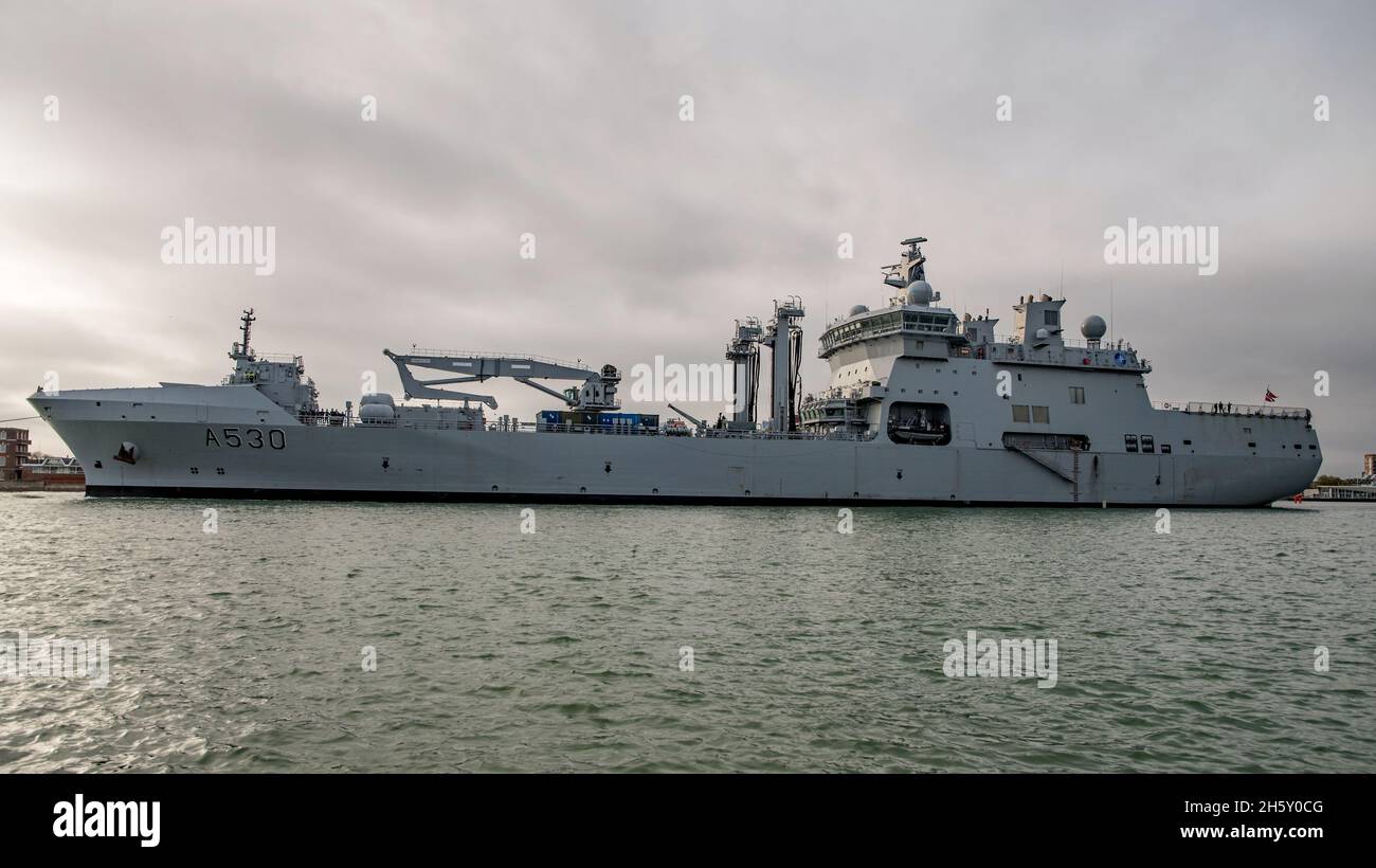 Der Royal Norwegian Navy Replenishment Tanker HNoMS Maud (A530), der am ...