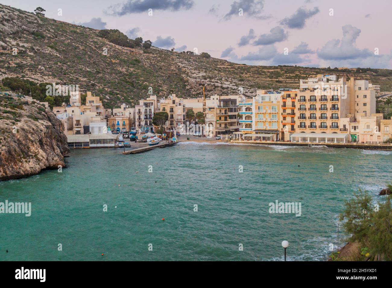 Waterfront in Xlendi Stadt auf der Insel Gozo, Malta Stockfotografie ...
