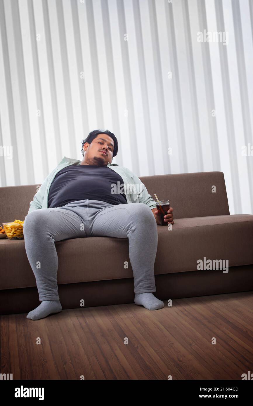 Fauler dicker mann -Fotos und -Bildmaterial in hoher Auflösung – Alamy