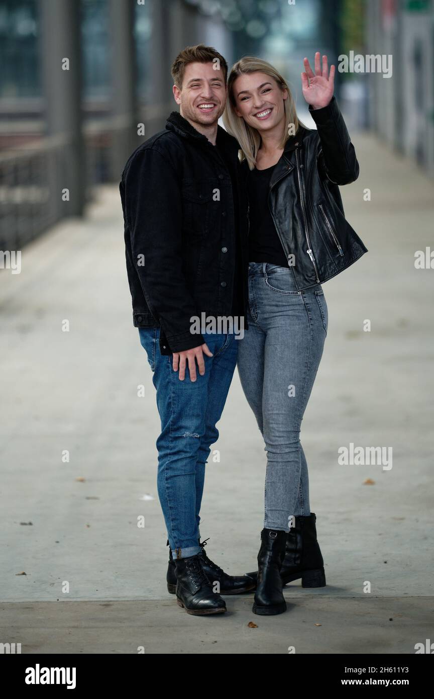 Köln, Deutschland. November 2021. Die Schauspieler Dominik Flade und Anna Karolin Berger stehen ...