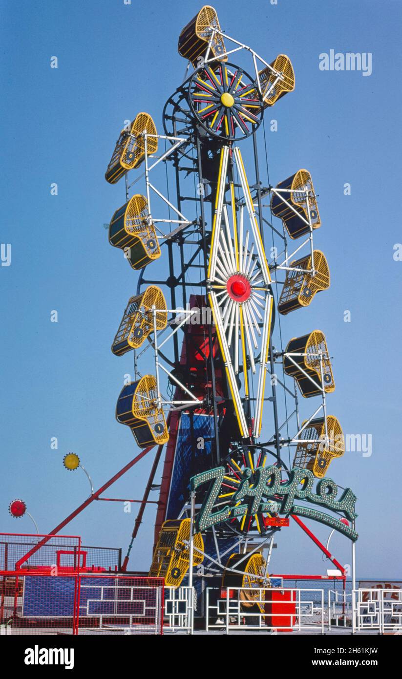 The zipper amusement ride -Fotos und -Bildmaterial in hoher Auflösung ...