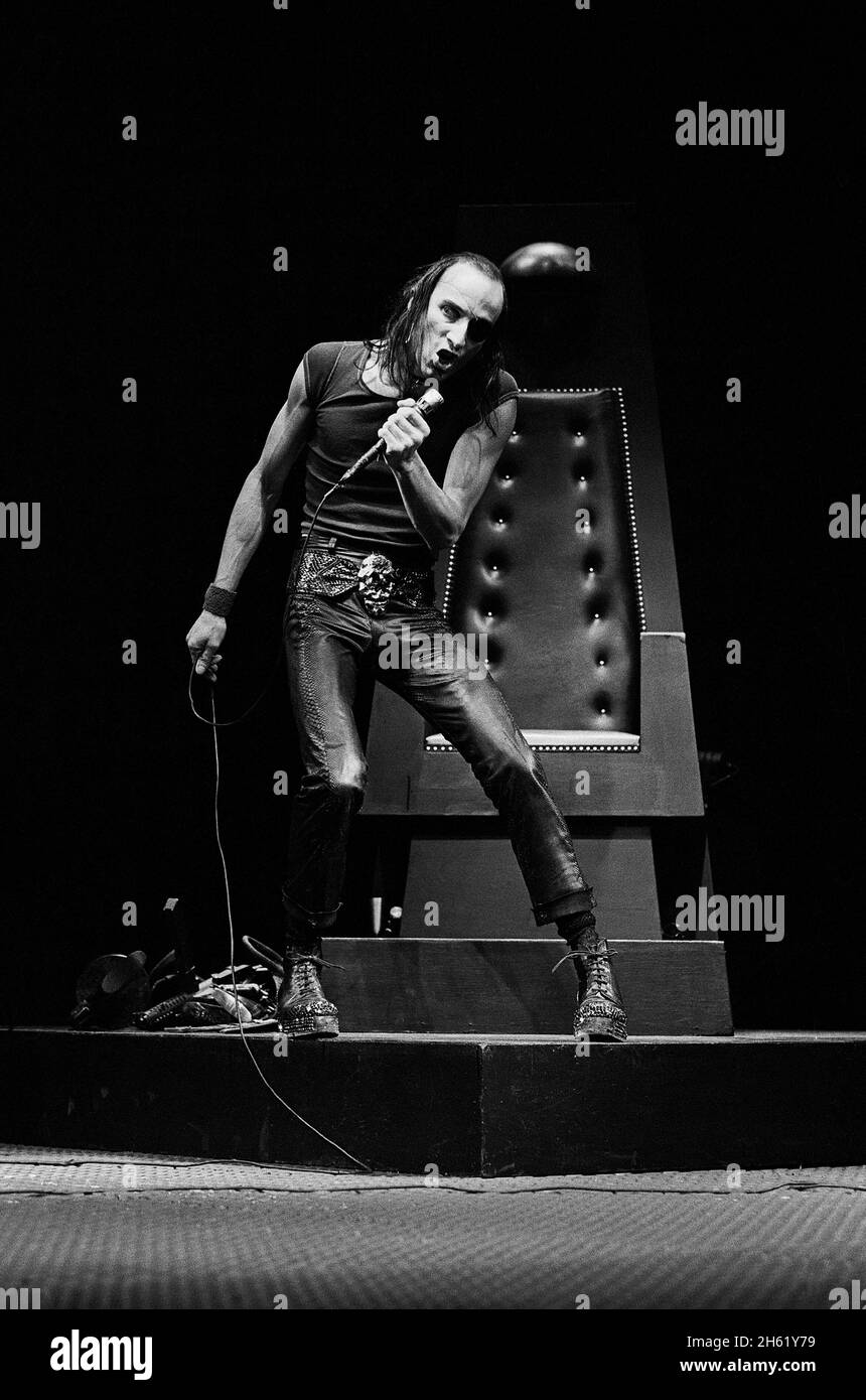 Richard O'Brien (Crow) in THE TOOTH OF CRIME von Sam Shepard am Royal ...