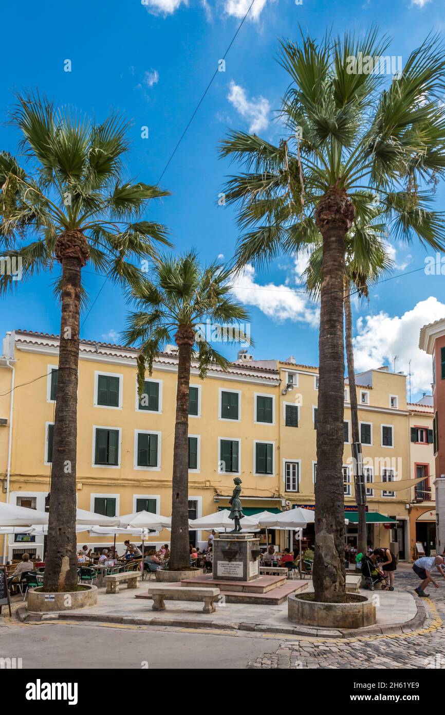 Straßencafés und Restaurants,placa de Colon mit der Skulptur und ...