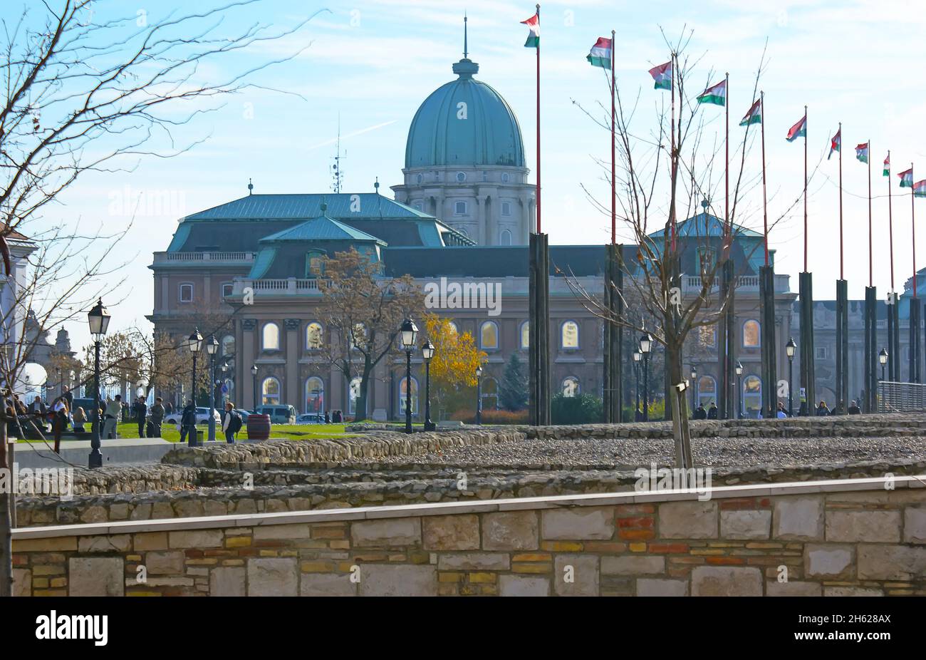 Das Gebäude der Budaer Burg vom St. George Platz mit archäologischer ...