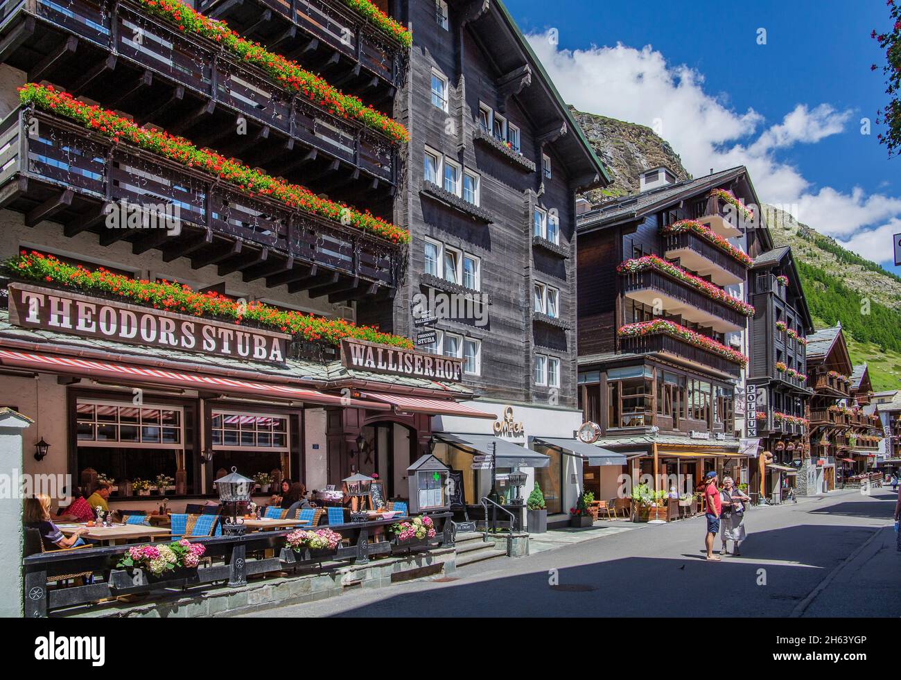 Hauptstraße im Stadtzentrum mit Restaurants und Geschäften,zermatt ...