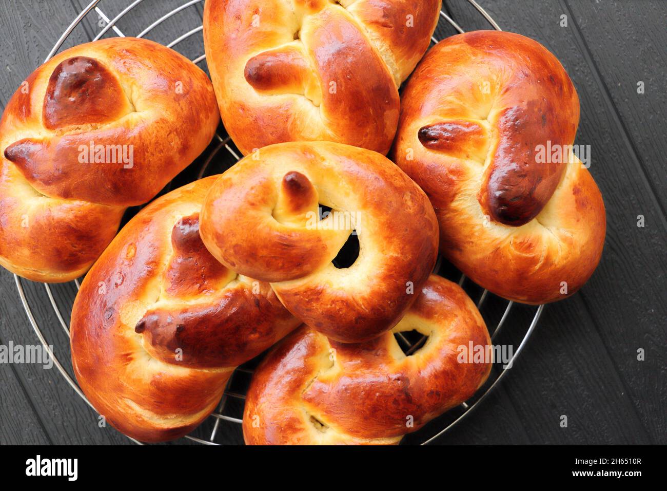 Soft pretzel salt and butter -Fotos und -Bildmaterial in hoher ...