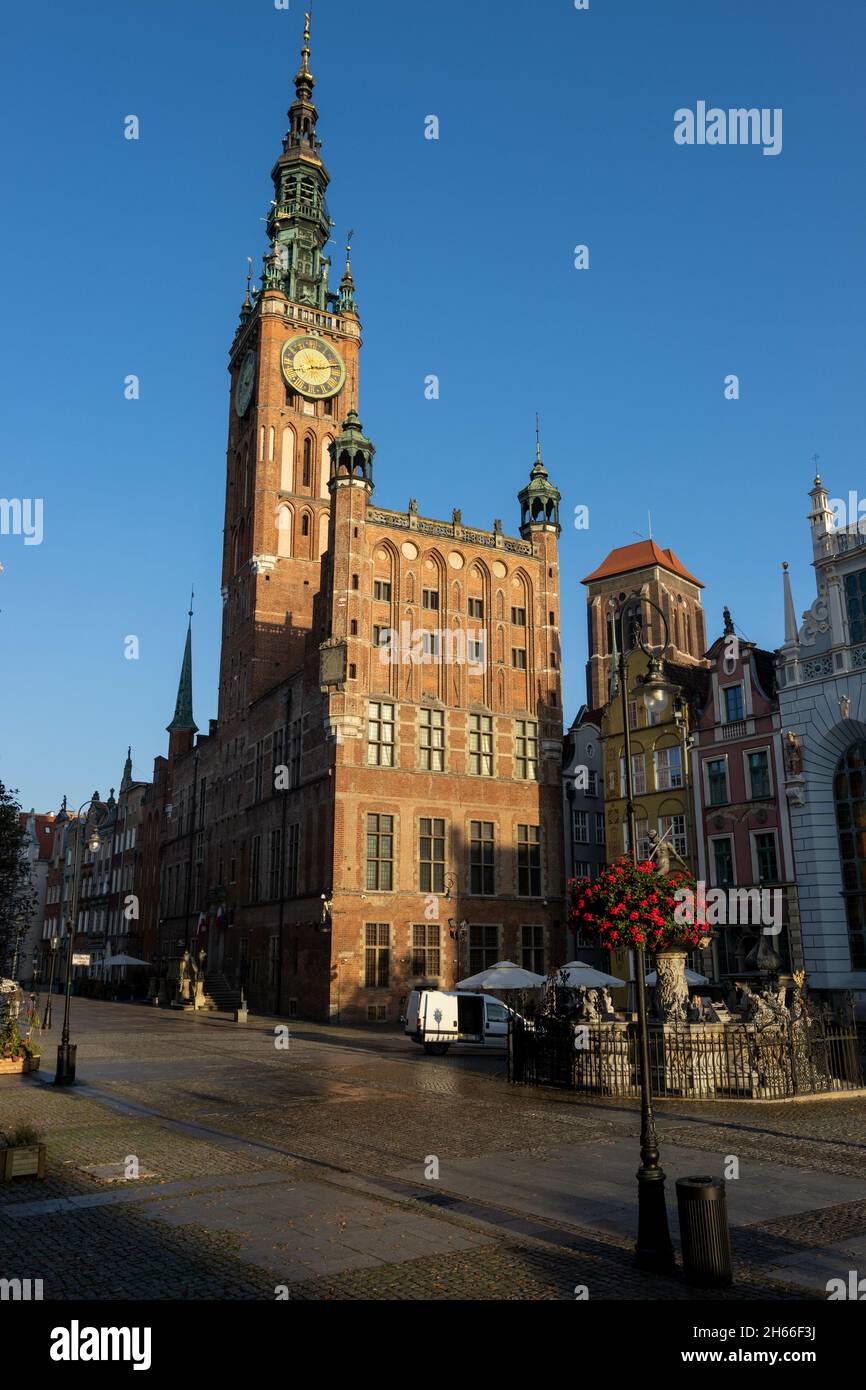 DANZIG, POLEN - 08. Oktober 2021: Das Rathaus mit einem Glockenturm vor ...