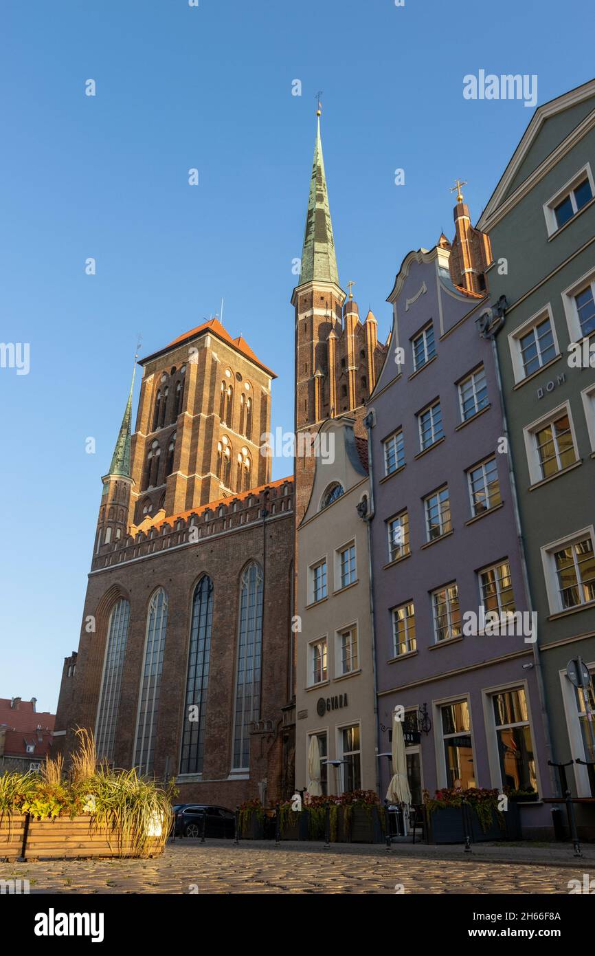 DANZIG, POLEN - 08. Okt 2021: Die Basilika der Heiligen Maria in der ...