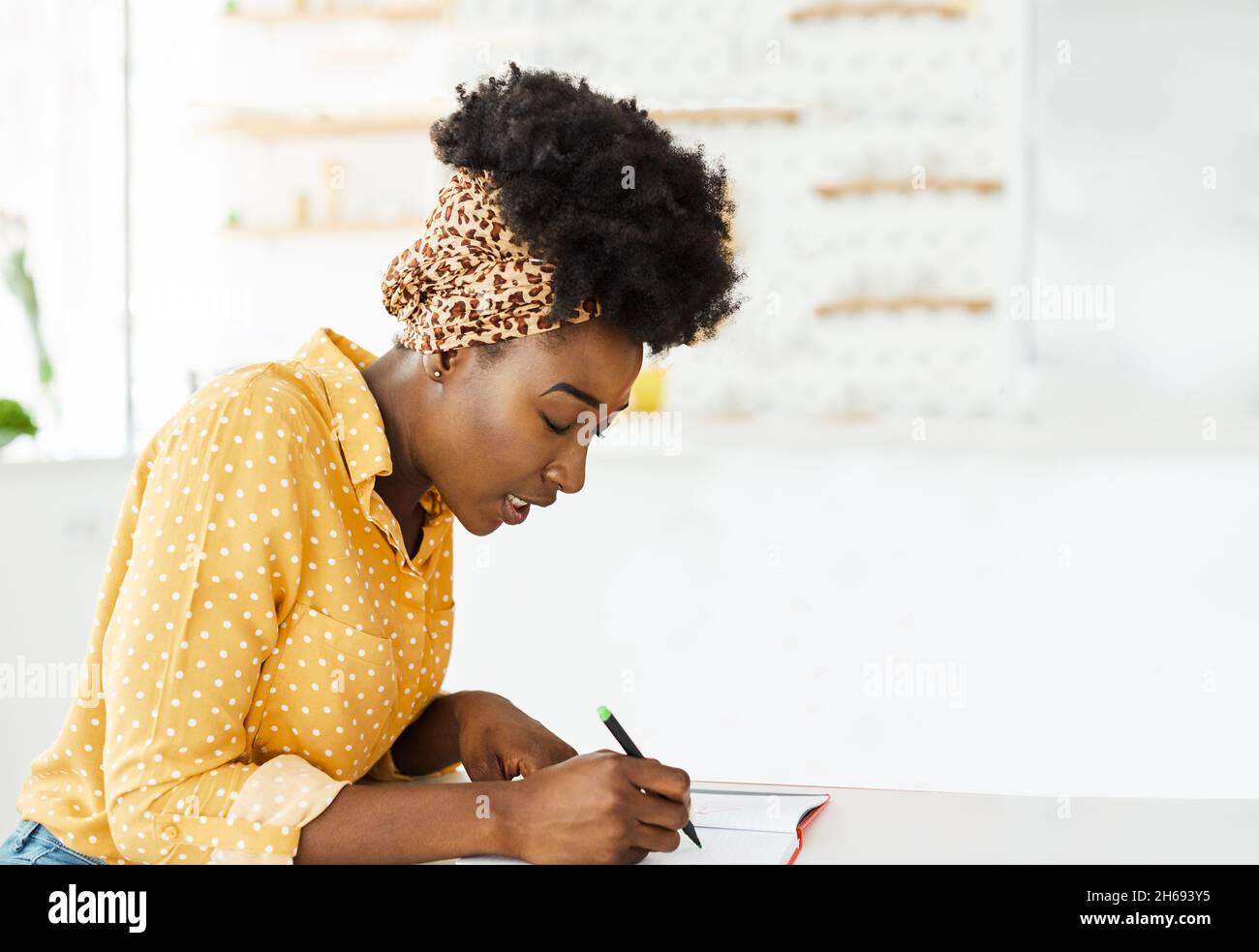 Schwarzes mädchen schreiben -Fotos und -Bildmaterial in hoher Auflösung – Alamy