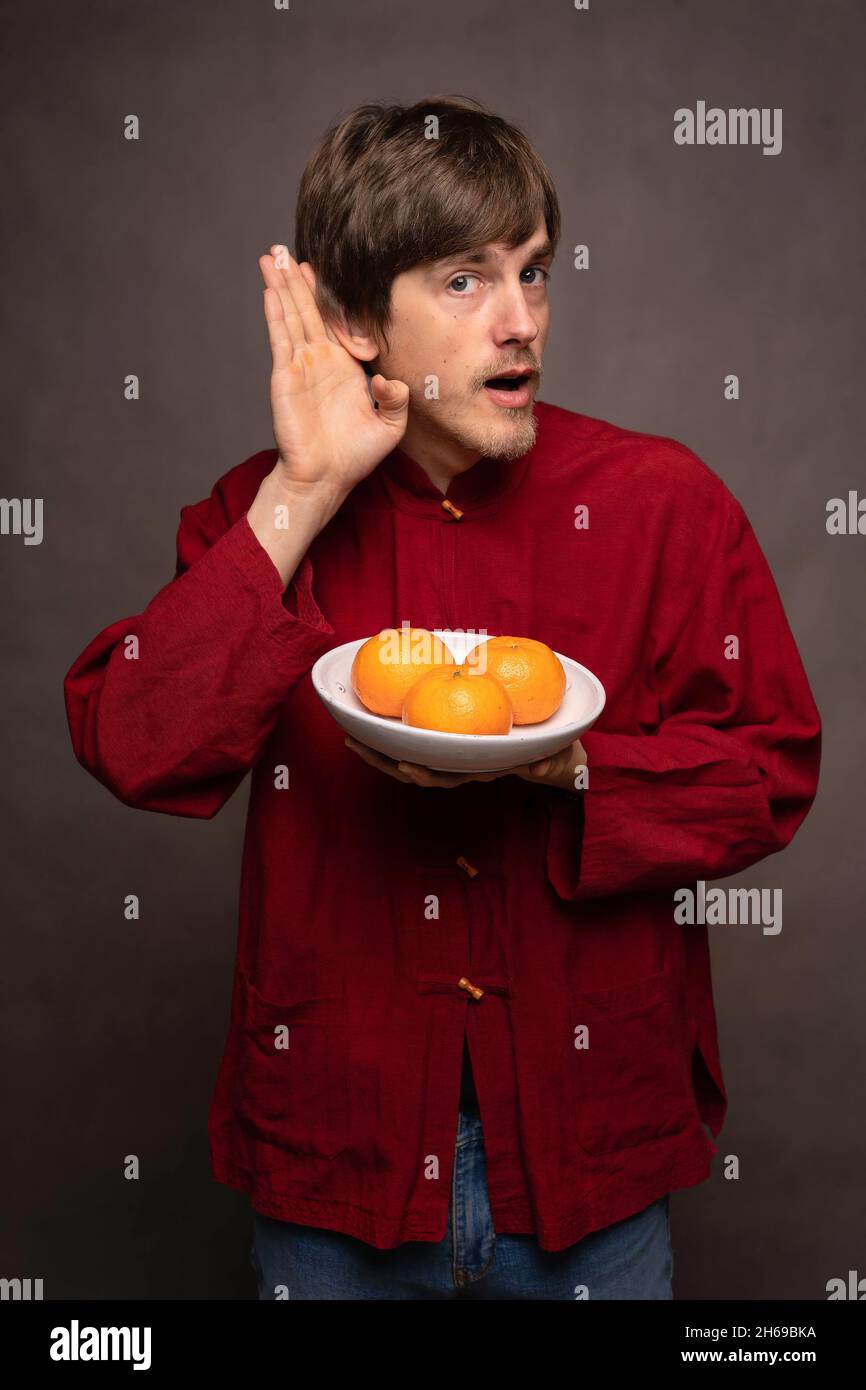 Junger, hübscher, großer, schlanker weißer Mann mit braunen Haaren, der ...