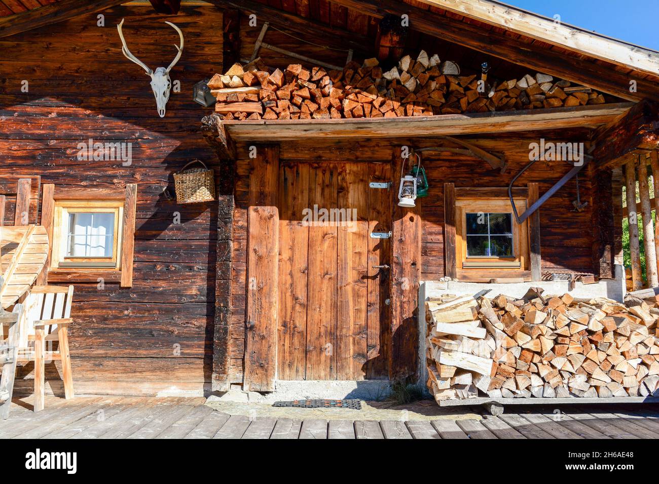 Eingangstür zur alten Holzhütte oder Blockhaus mit Brennholz zum Heizen ...