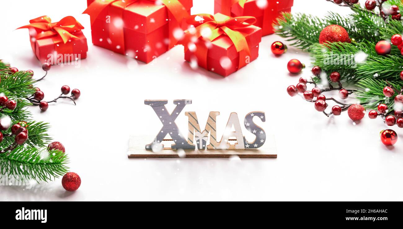 Frohe Weihnachten oder Neujahr Hintergrund mit roten Geschenkschachteln ... Frohe Weihnachten oder Neujahr Hintergrund mit roten Geschenkschachteln ...