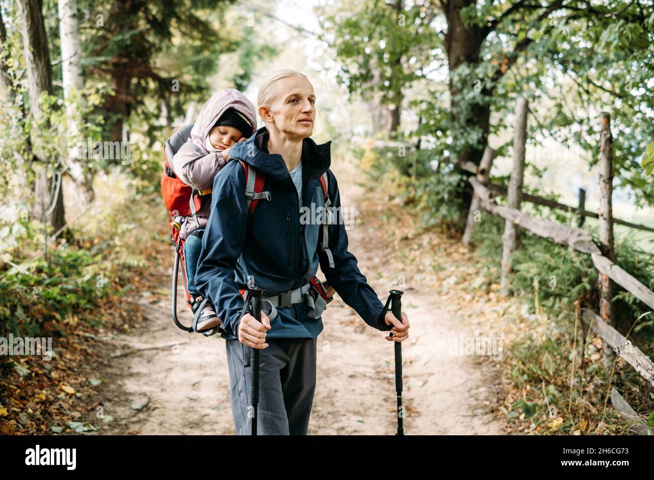 Rucksack kind -Fotos und -Bildmaterial in hoher Auflösung – Alamy