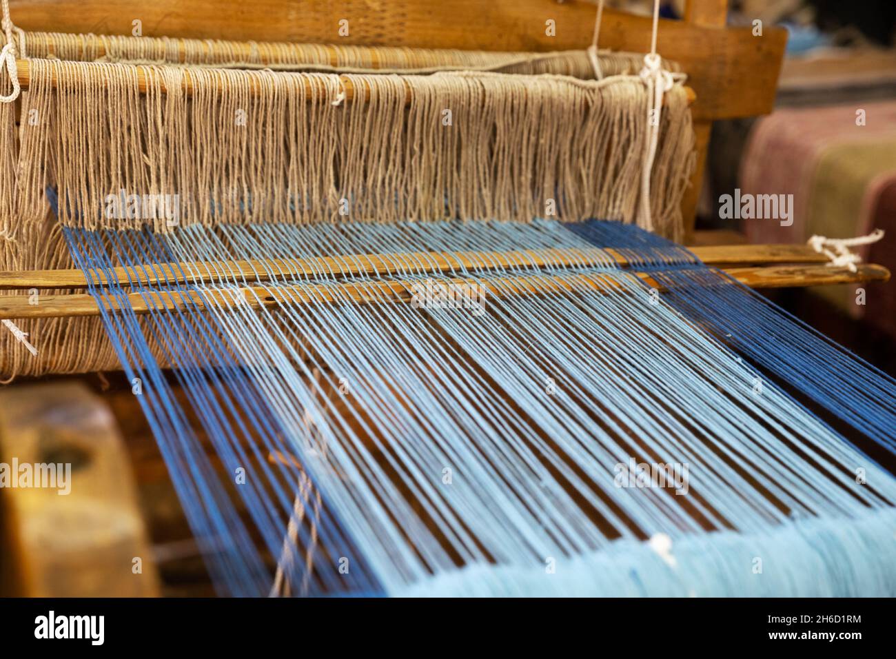 Traditional wooden hand weaving loom -Fotos und -Bildmaterial in hoher Auflösung – Alamy
