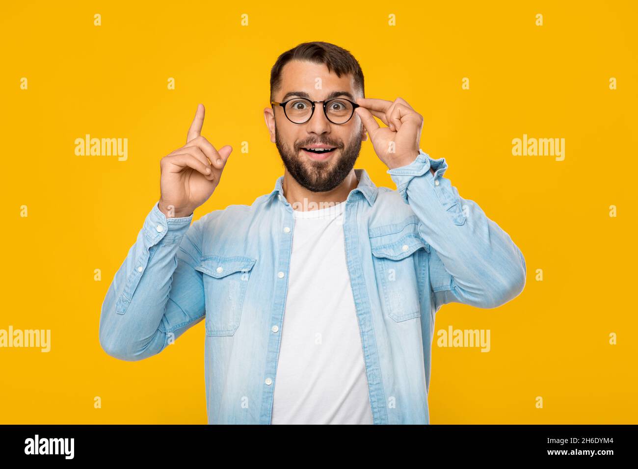 Zeigt daumen hoch -Fotos und -Bildmaterial in hoher Auflösung – Alamy
