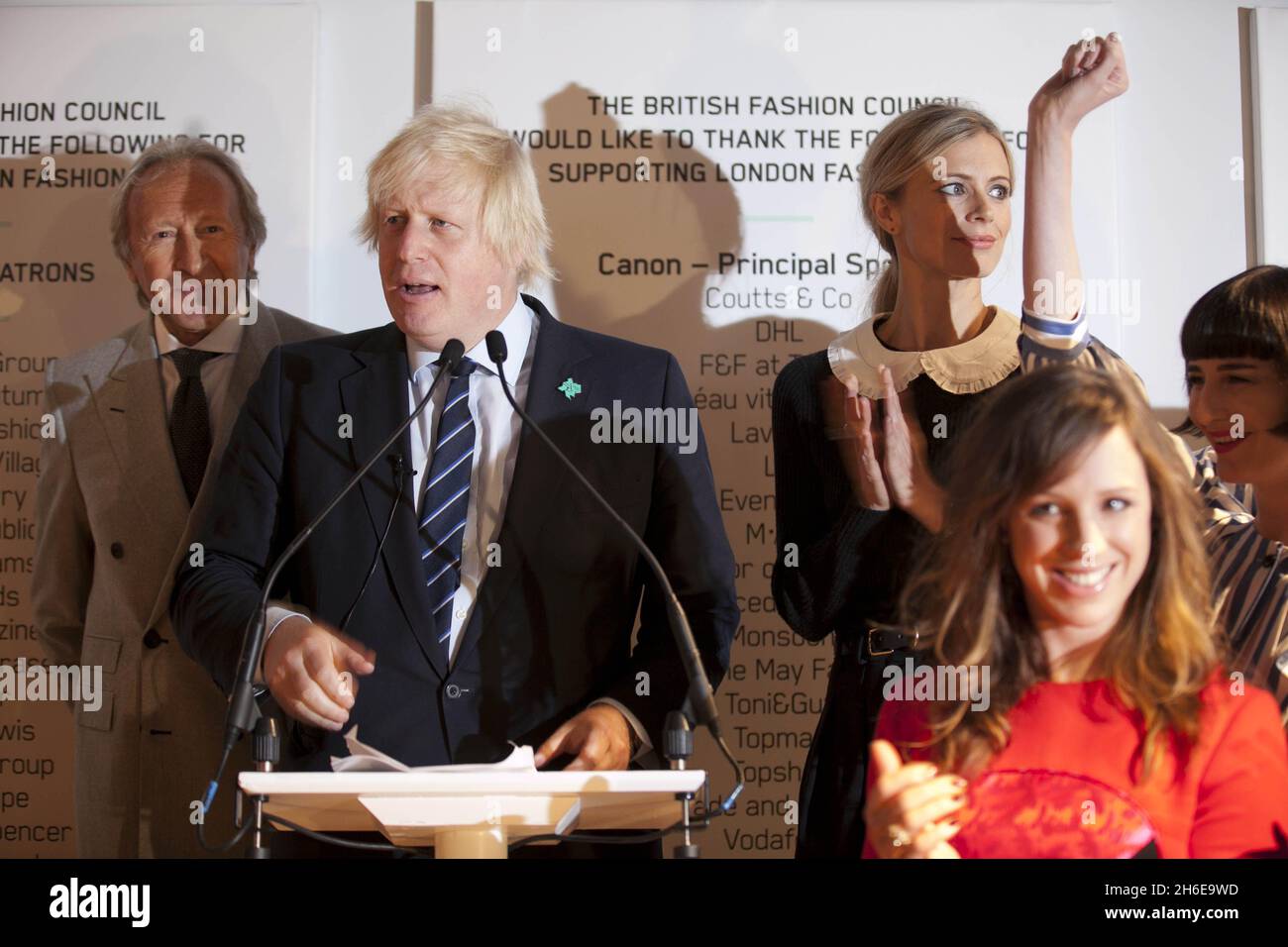 Boris Johnson wird von Poppy Delevingne, Erin O'Connor und Laura Bailey ...