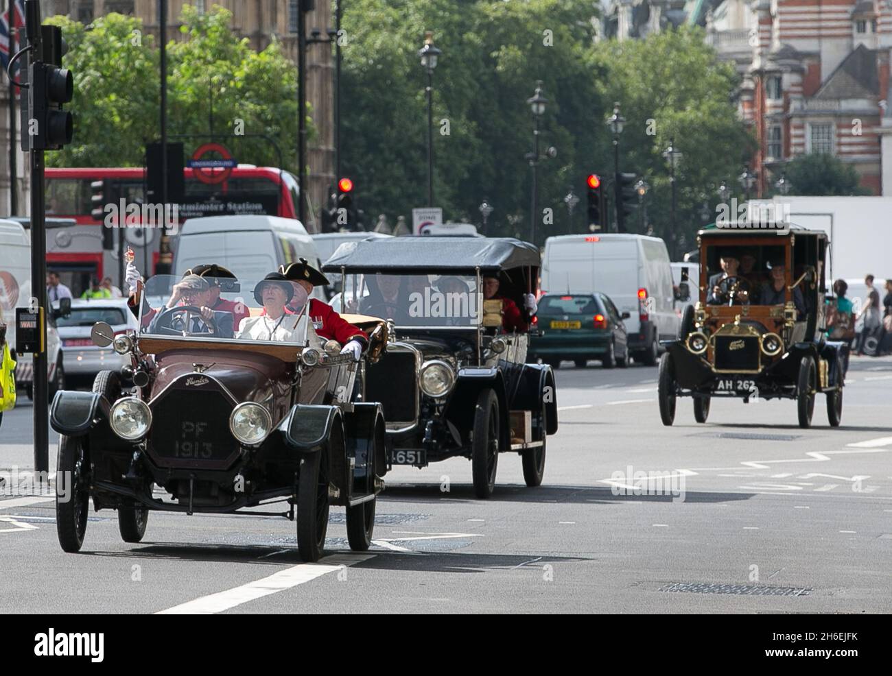 Eine Parade zum 100. Jahrestag des Ersten Weltkriegs mit Oldtimern ...
