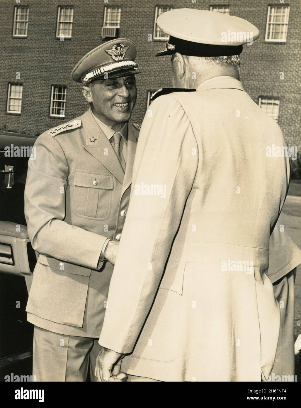 Der italienische Armeegeneral Umberto De Martino, Kommandant des NATO ...