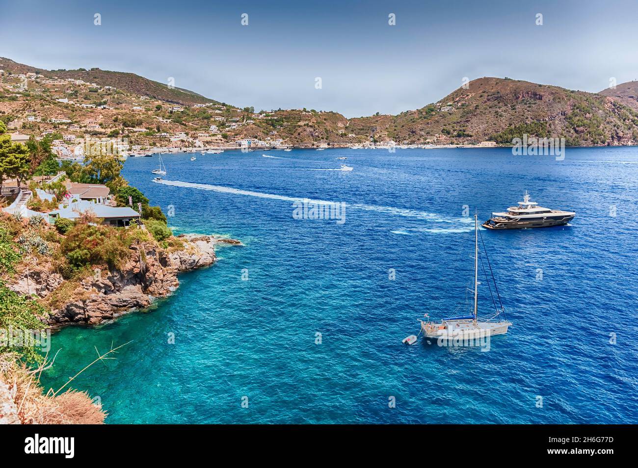 Die malerische Uferpromenade von Lipari, der größten der Äolischen ...