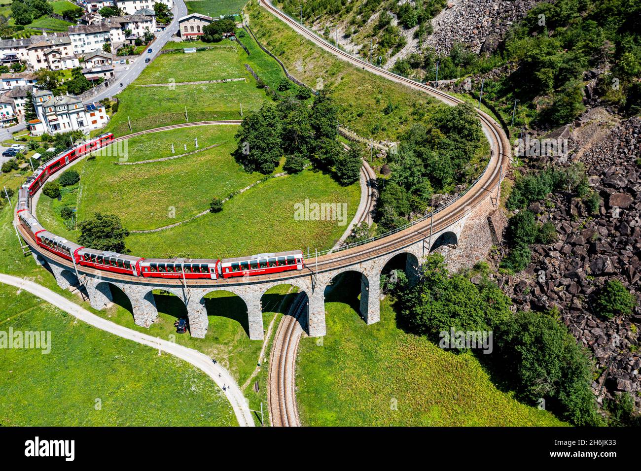 Kreisviadukt von brusio -Fotos und -Bildmaterial in hoher Auflösung – Alamy