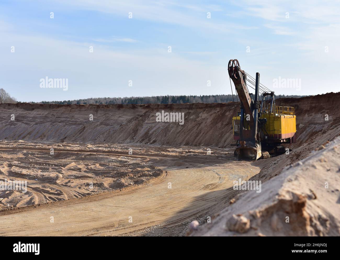Riesiger Bergbaubagger im Sand-Tagebau. Größter Bagger, der im ...