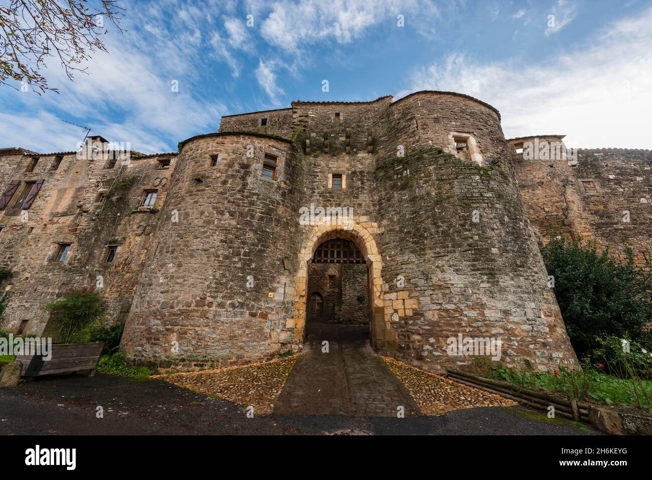 Mauern und Eingang zum mittelalterlichen Dorf Cordes sur Ciel, im Tarn ...