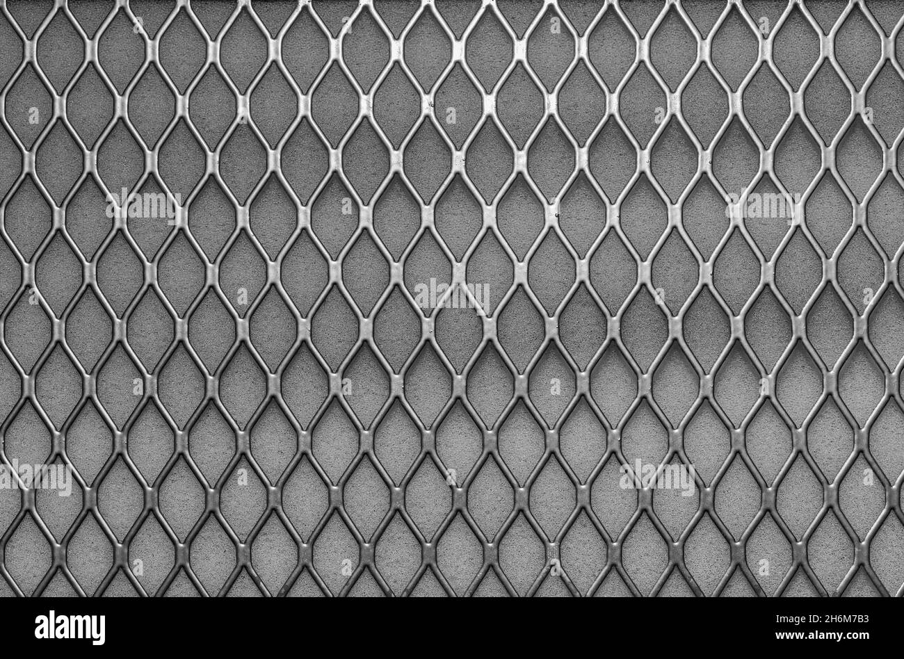 Metallgitter mit geometrischem Muster aus Raute, Hintergrund. Schwarzer ...