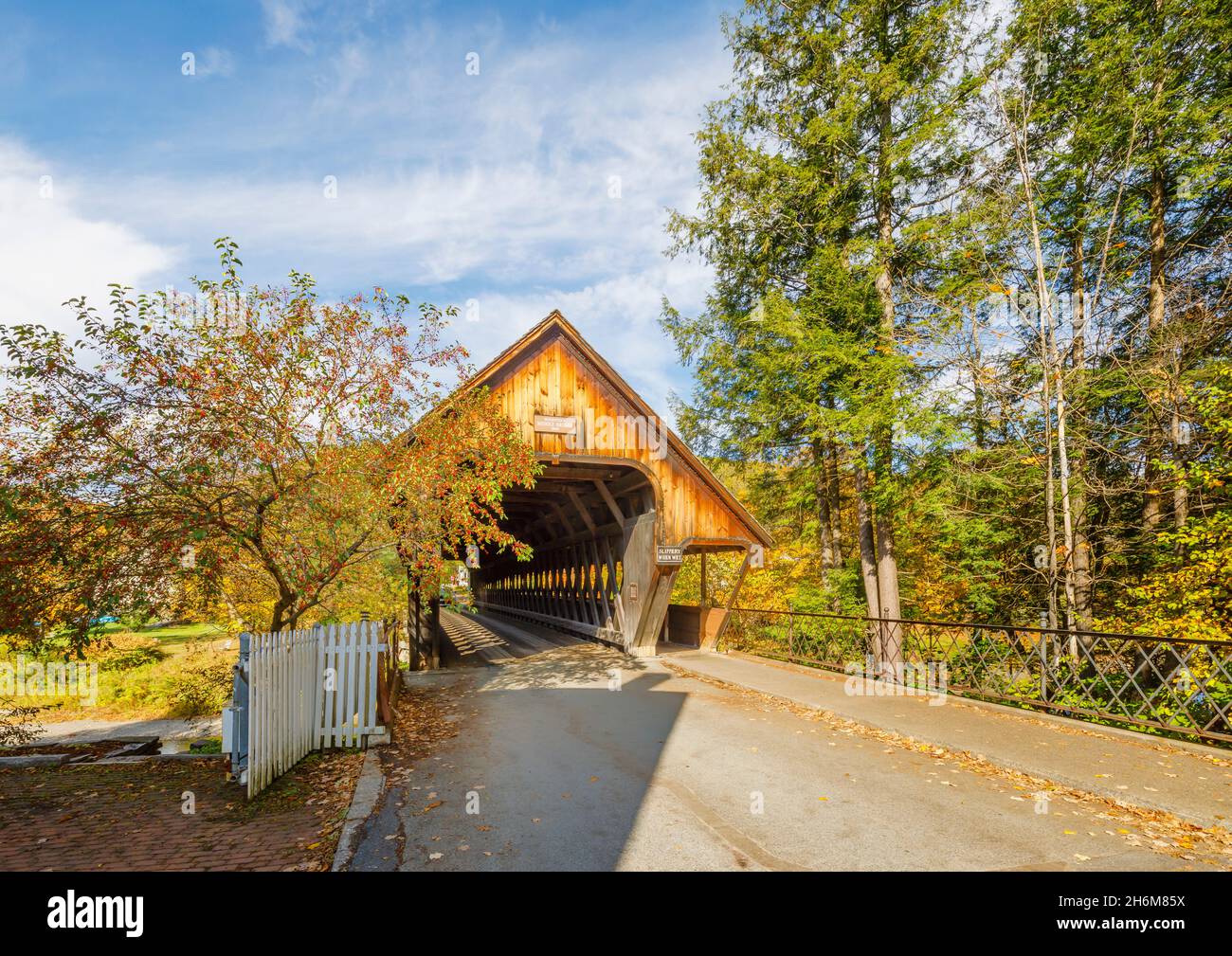 Middle Covered Bridge, ein überdachtes Stadtgitter durch eine ...