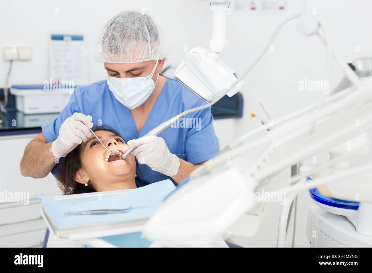 Mädchen beim zahnarzt bohren -Fotos und -Bildmaterial in hoher Auflösung – Alamy