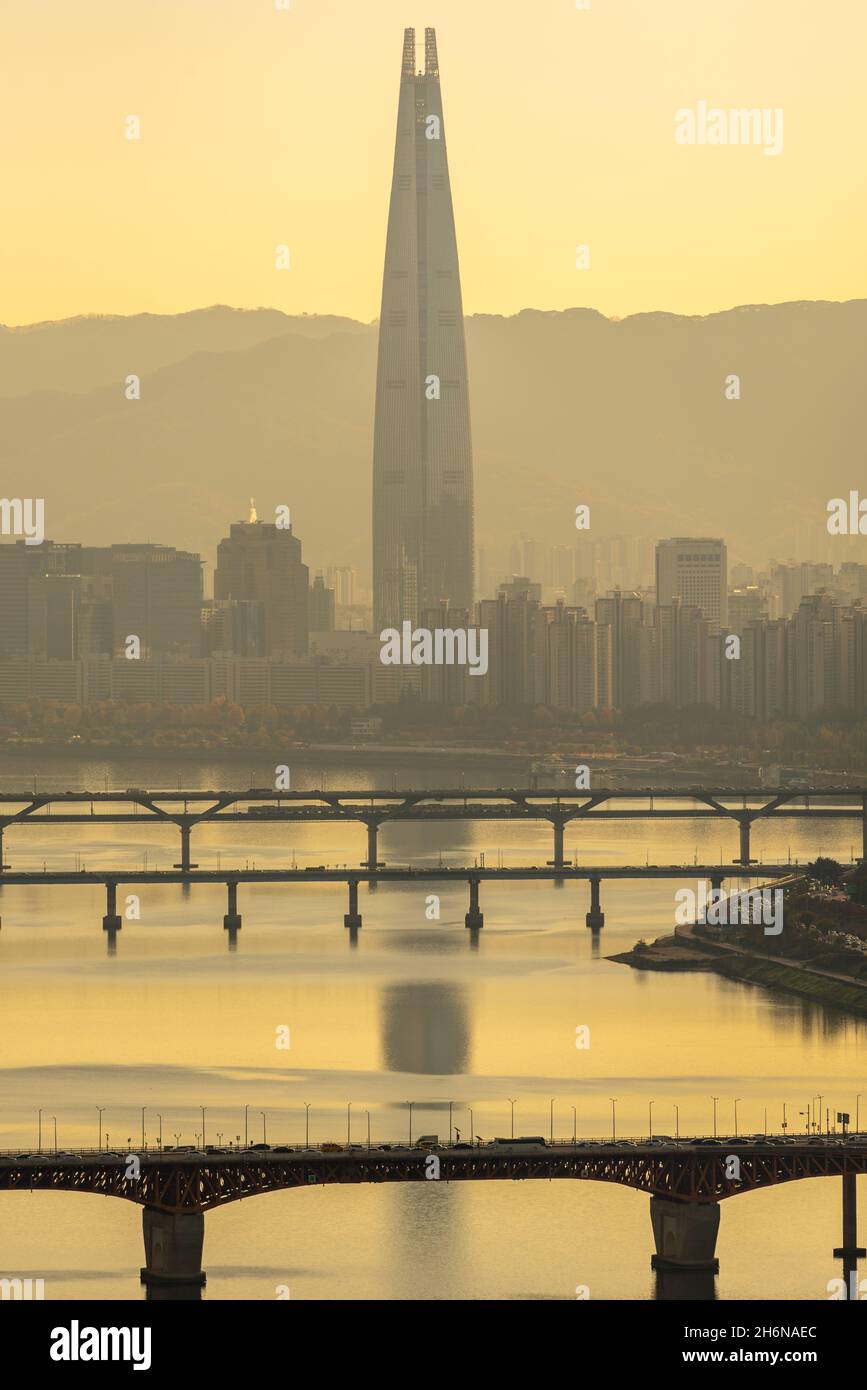 Lotte world tower sky bridge -Fotos und -Bildmaterial in hoher ...