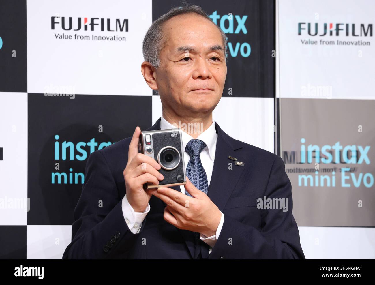 Tokio, Japan. November 2021. Der japanische Kamerariese Fujifil ...