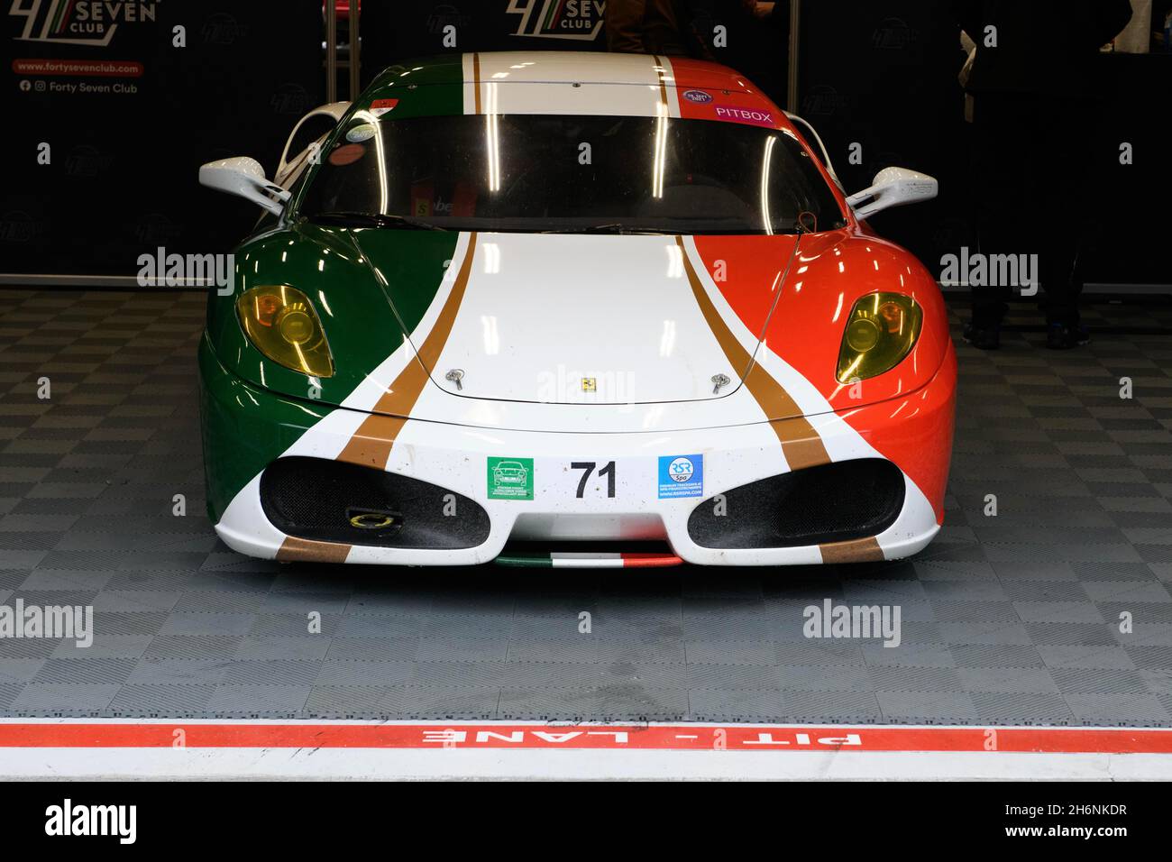 Ferrari F430 im Design der italienischen Nationalflagge steht in der ...