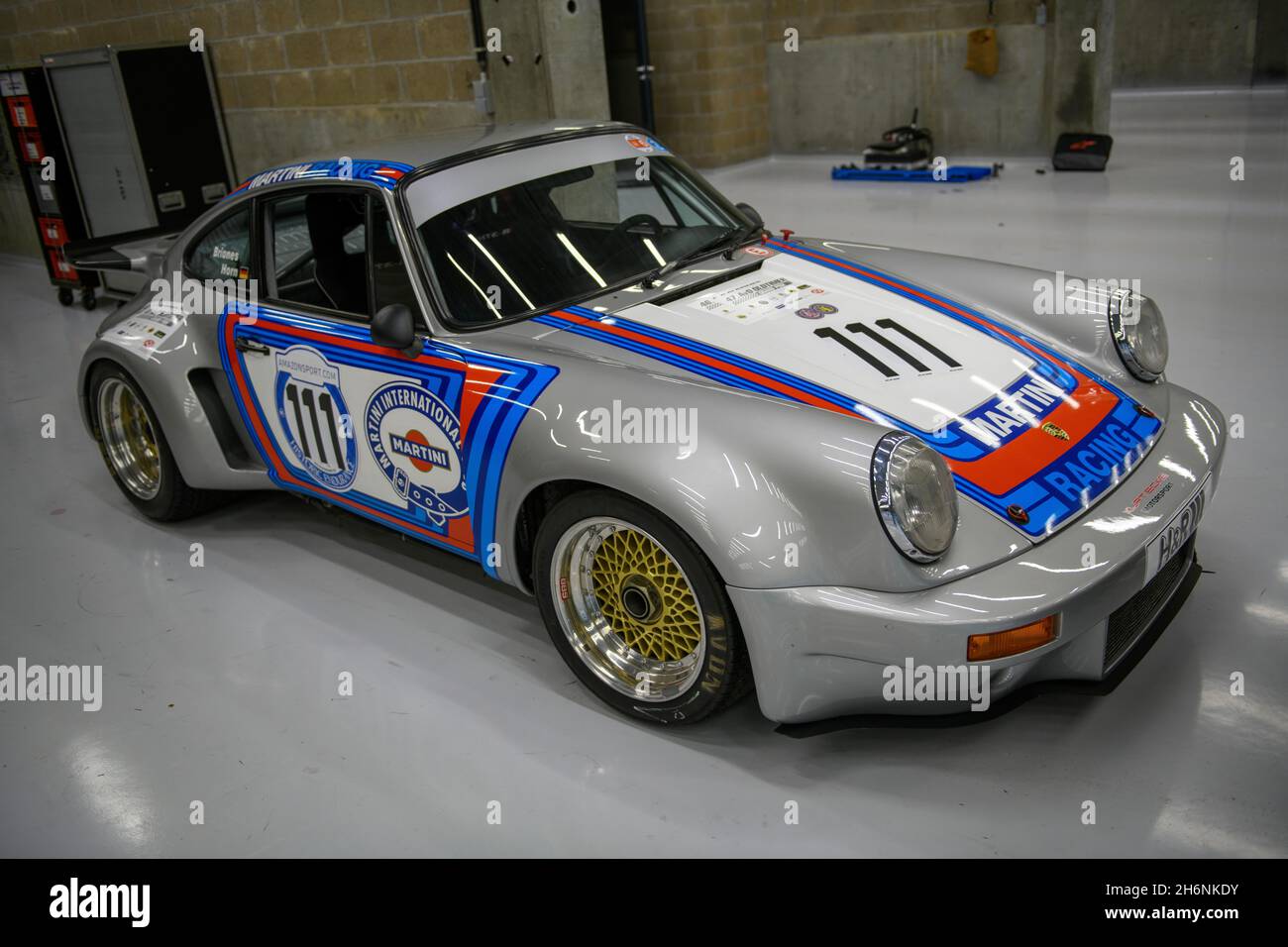 Historischer Rennwagen Porsche 911 RSR von 1974 in den Boxen des ...